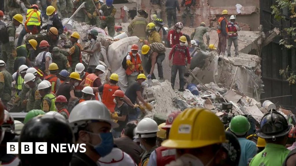 Mexico quake: Rescuers dig through rubble - BBC News