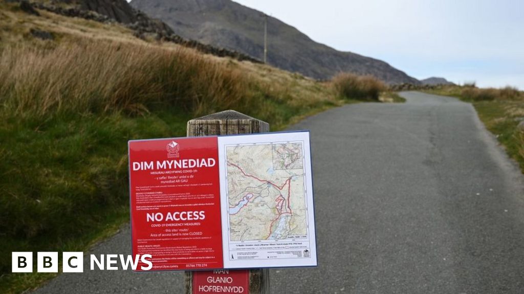 Coronavirus: Lockdown rules in Wales 'could be tightened' - BBC News