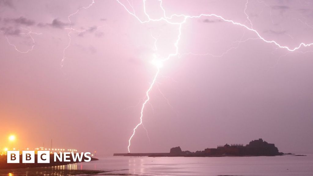Lightning pictures: How do you take good photographs of a storm? - BBC News