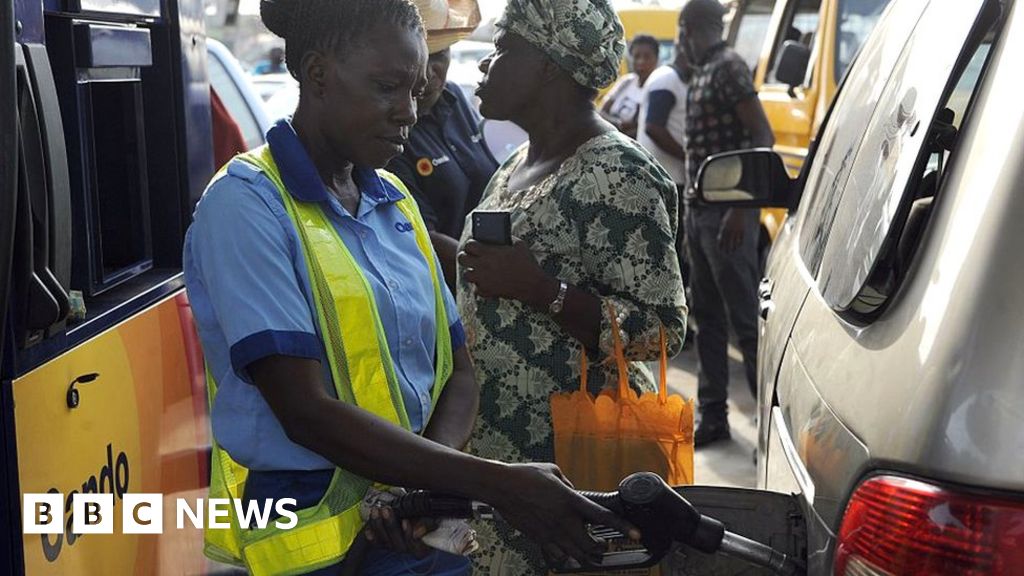 Nigeria unions to resist 'criminal' fuel price hike - BBC News