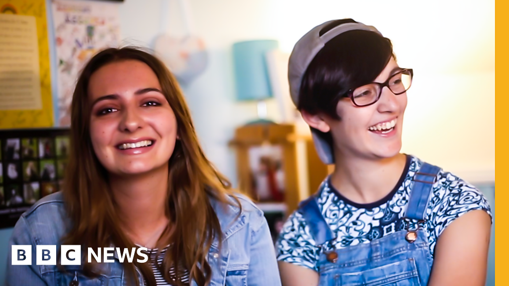 Ill Be There For You Helping A Friend Whos Struggling Bbc News