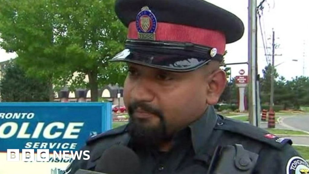 Toronto police officer buys shoplifter suit he tried to steal - BBC News
