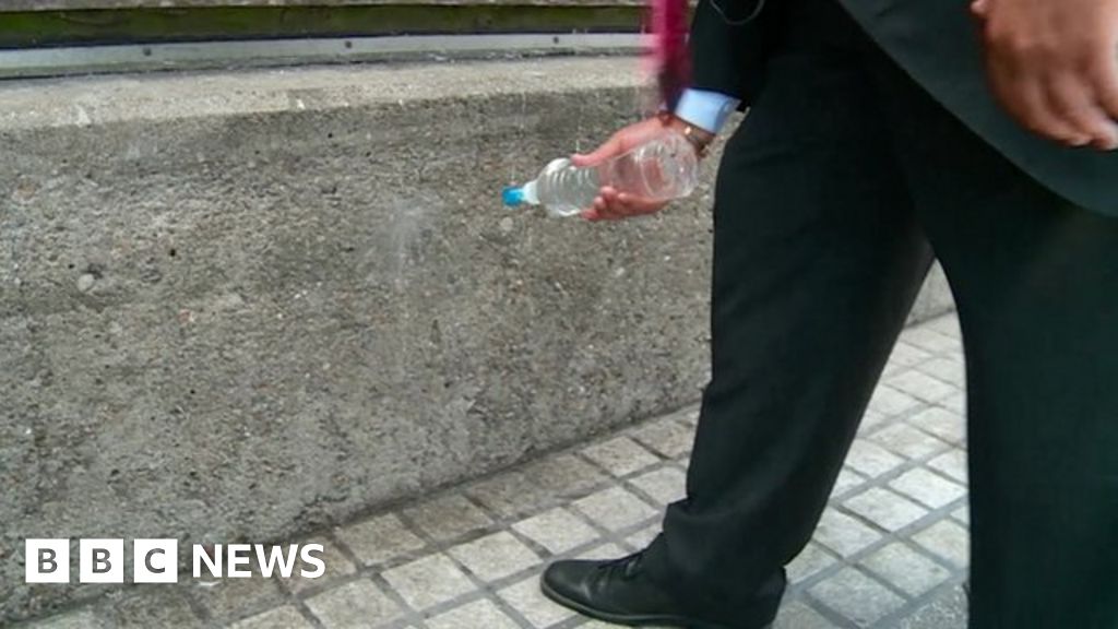 Testing San Francisco's anti-pee wall - BBC News