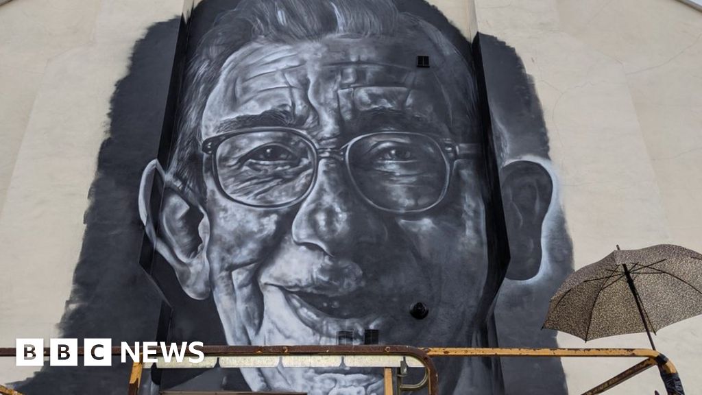 DJ Derek: Mural celebrates legend of Bristol's music scene - BBC News