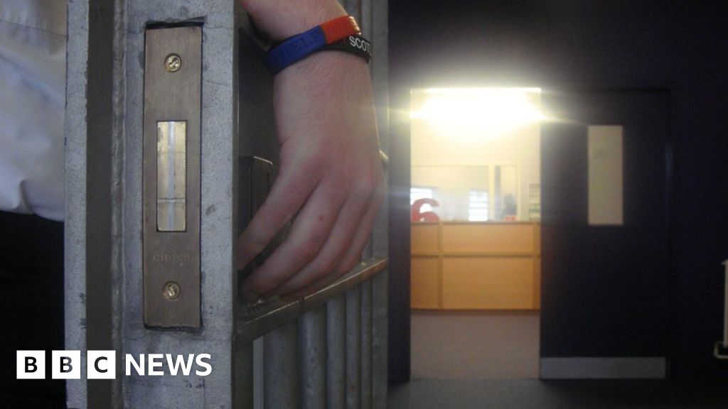 Back on track: How inmates are finding jobs on the trains - BBC News