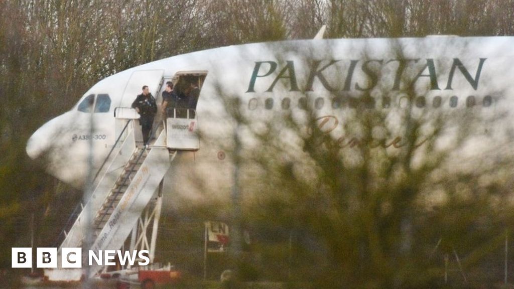 Diverted Stansted flight man convicted of £175 fraud - BBC News