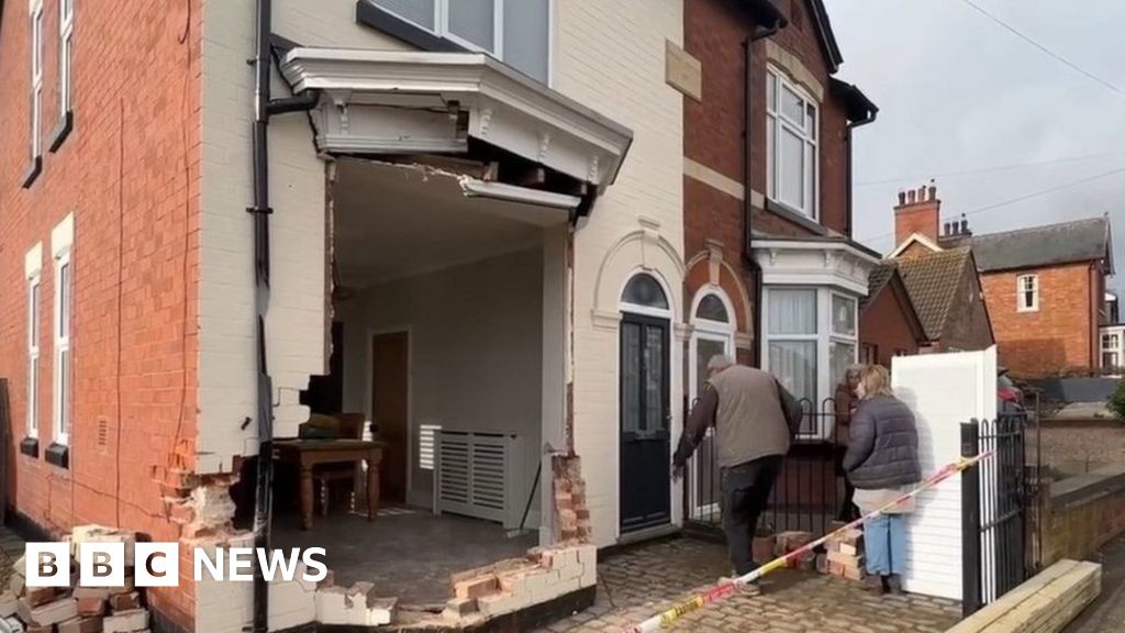 Fleckney: Lorry destroys front of home in crash