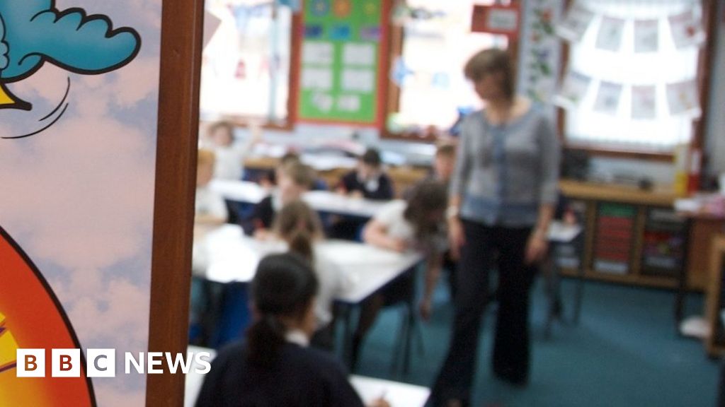 EIS union calls for 10% pay rise for Scottish teachers - BBC News