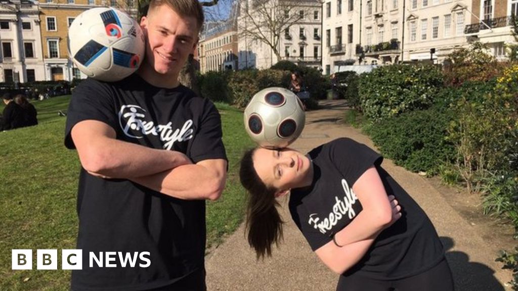 Watch two of the worlds best freestyle footballers - BBC News