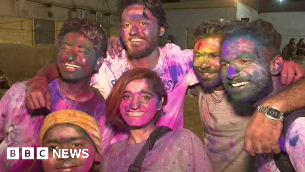Hindus celebrate festival of colour - BBC News