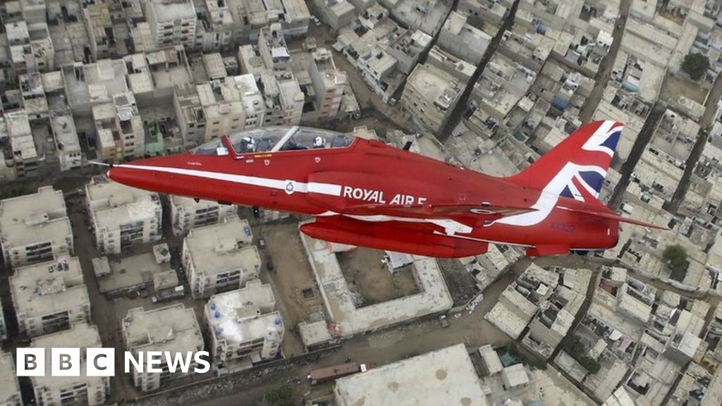 Red Arrows complete 'Best of British' world tour - BBC News