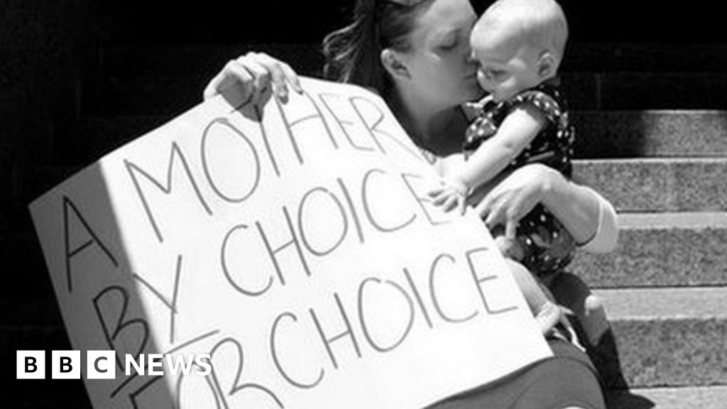 Tumblr features pregnant pro-choice advocates - BBC News