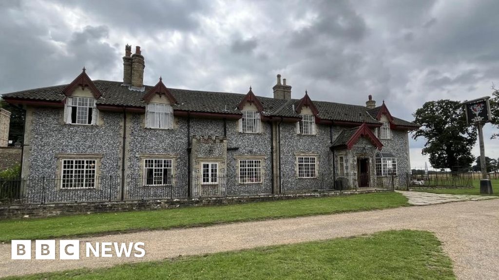 Thorpe Market pub: Is this the UK's prettiest pub? - BBC News