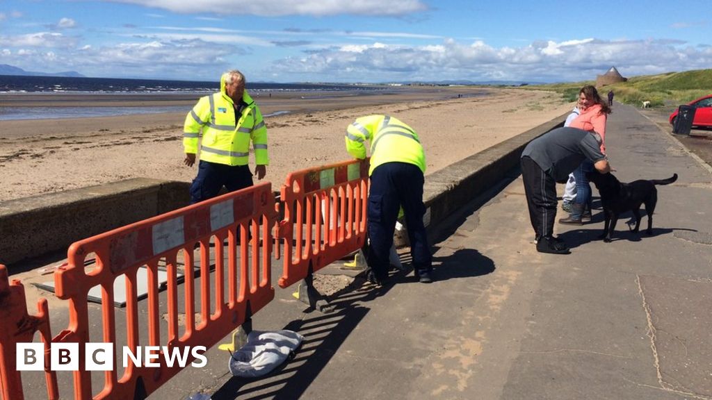 Asbestos scare closes Prestwick beach - BBC News