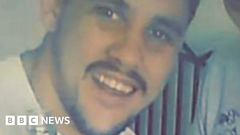 Kieran Walker trial: Gainsborough accused 'only drove killer' - BBC News