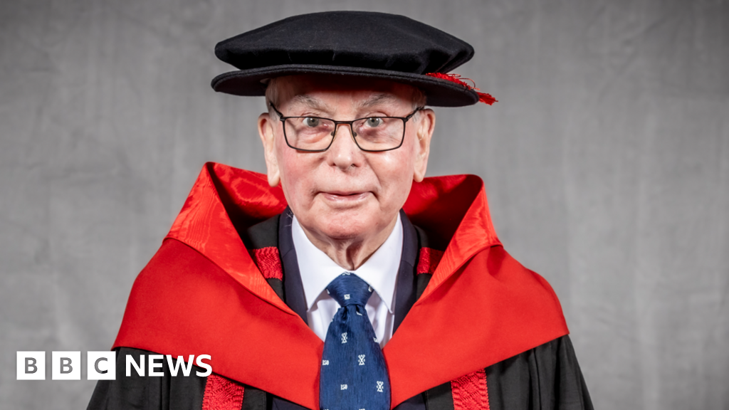 Model University of Leicester student graduates at 86 - BBC News