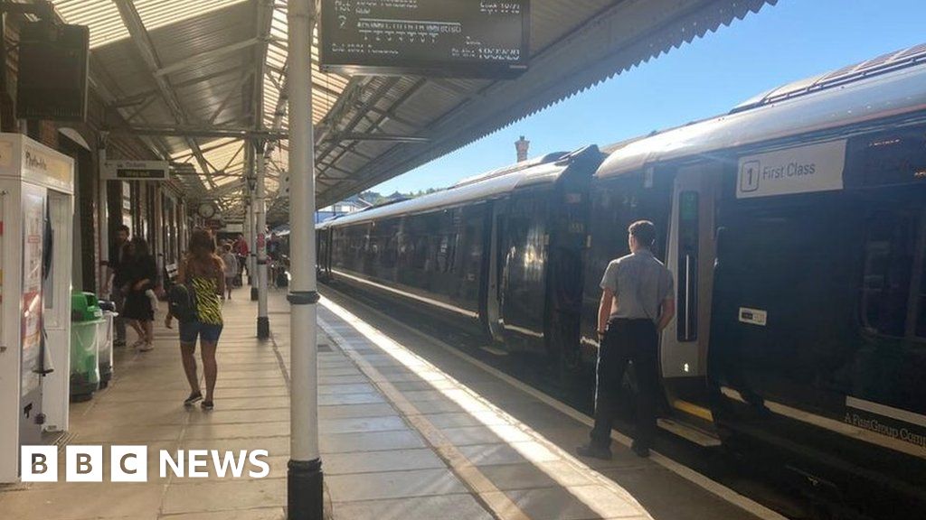 Public virtual reality event to show new rail network - BBC News