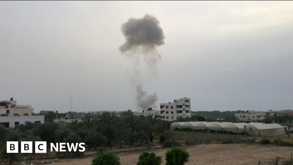 Gaza explosion leaves six Palestinians dead - BBC News