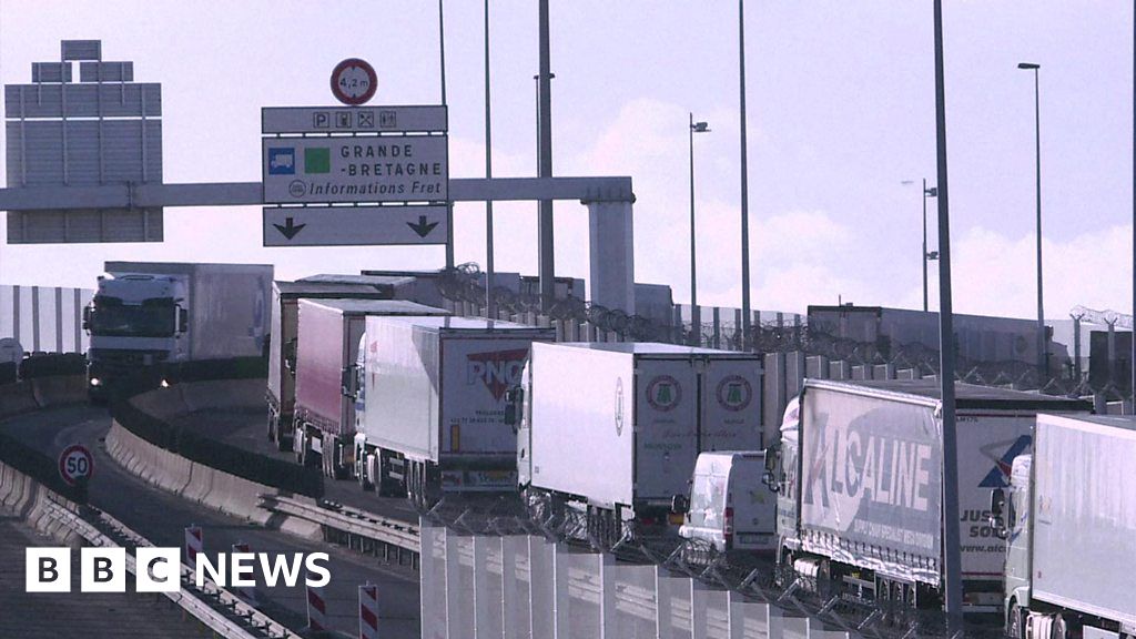 Lorries backed up at Calais over customs agents 'brexit fears' - BBC News