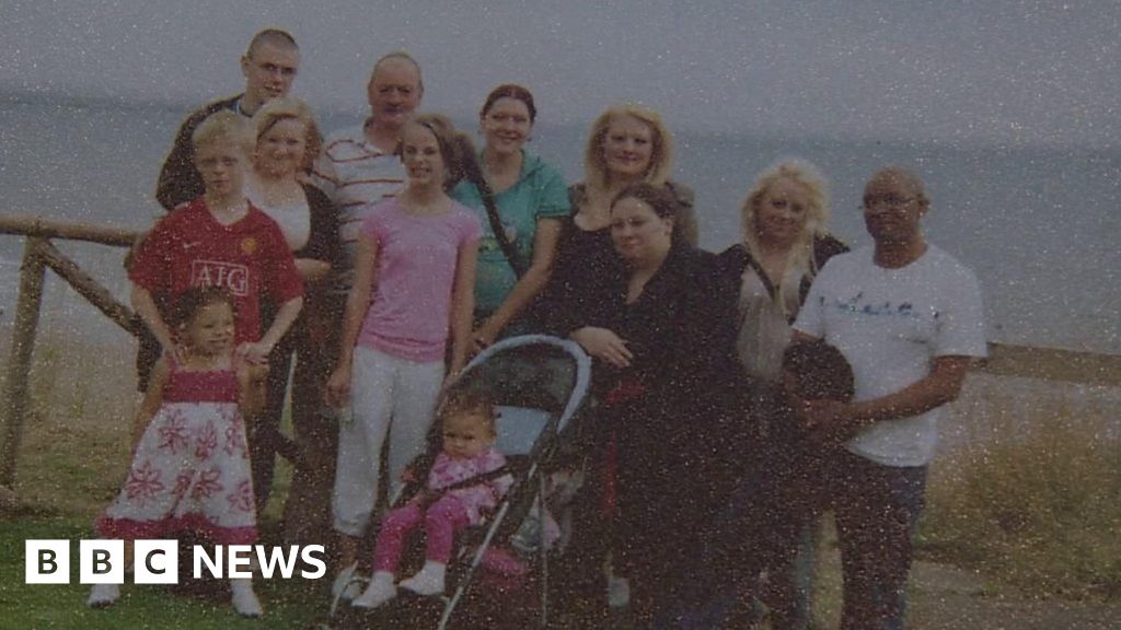 Preston foster parents who looked after 241 kids to retire - BBC News