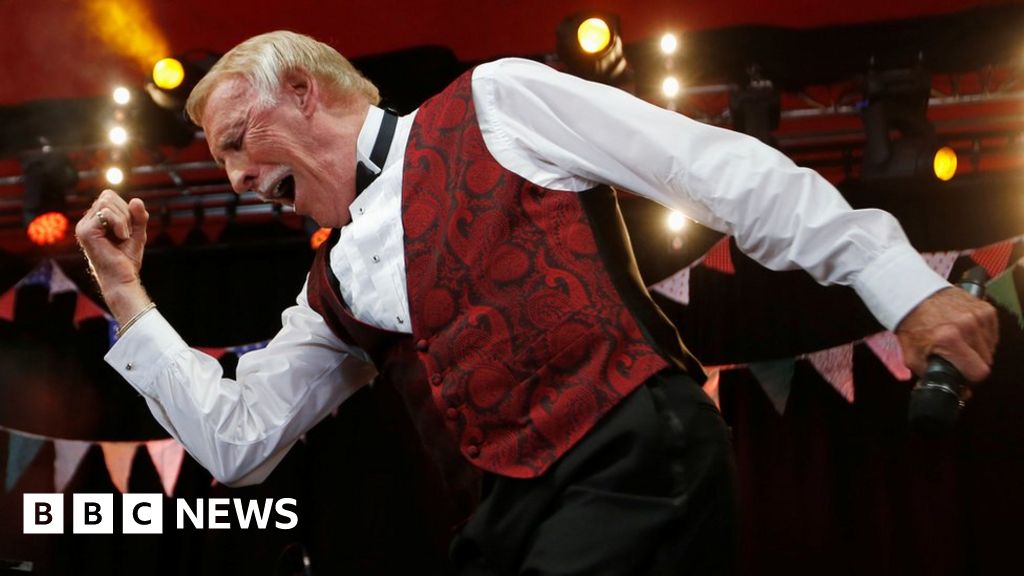Sir Bruce Forsyth: 8 little-known facts about his career - BBC News