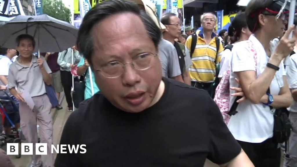 Hong Kong bookseller Lam Wing Kee 'in safe house' - BBC News