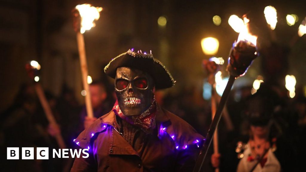 Lewes Bonfire Night: Authorities urge people not to travel to event - BBC News