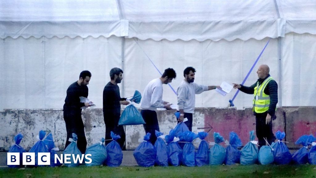 Labour attacks government plan to house migrants in tents