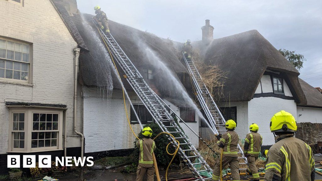 Thames Valley fire crews tackle significant thatch fire - BBC News