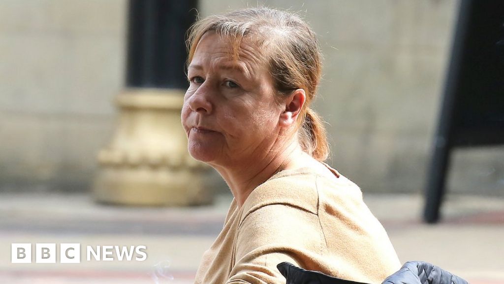 Luton shuttle bus driver avoids jail for £38k theft - BBC News