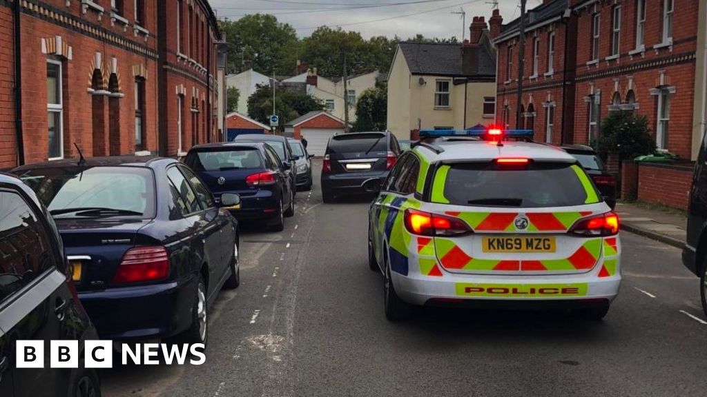 Cars damaged in botched Cheltenham burglary attempt - BBC News