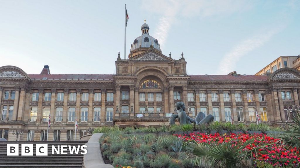 Street lights to be dimmed as council makes cuts in Birmingham - BBC News