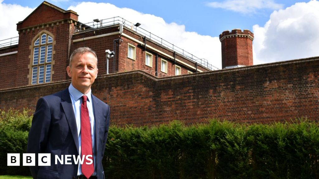 Reading Prison: Final chance for Oscar Wilde jail art hub, MP says ...