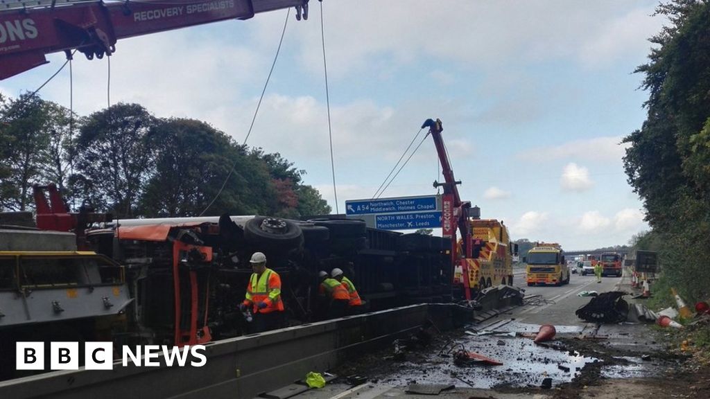 Part of M6 in Cheshire closed after lorry overturns