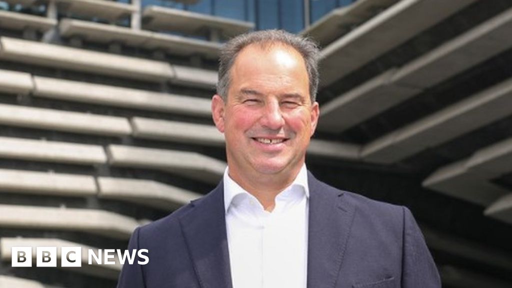 V&A Dundee announces Tim Allan as new chairman - BBC News