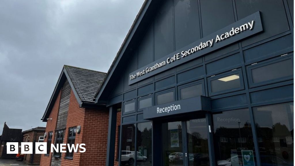 New Grantham school rota allows teachers to work from home - BBC News