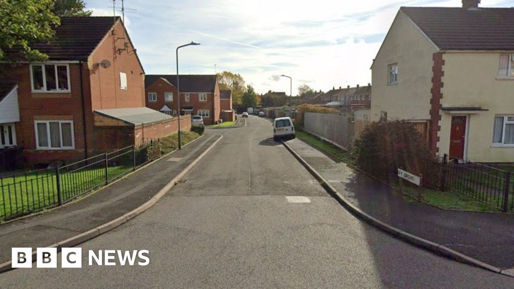 Nuneaton: Two men hurt and jewellery taken in home burglary - BBC News