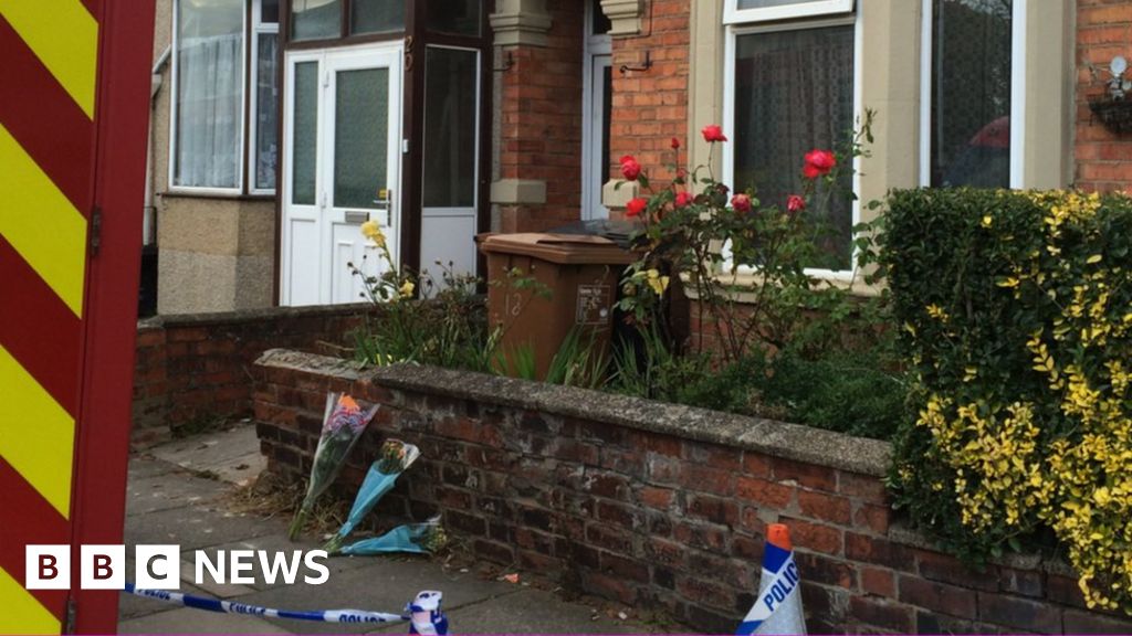 Investigation into Northampton house fire death - BBC News
