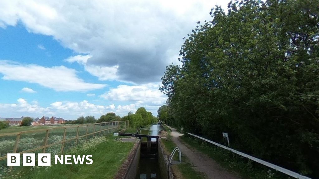 Aylesbury: Man dies after being pulled from Grand Union Canal
