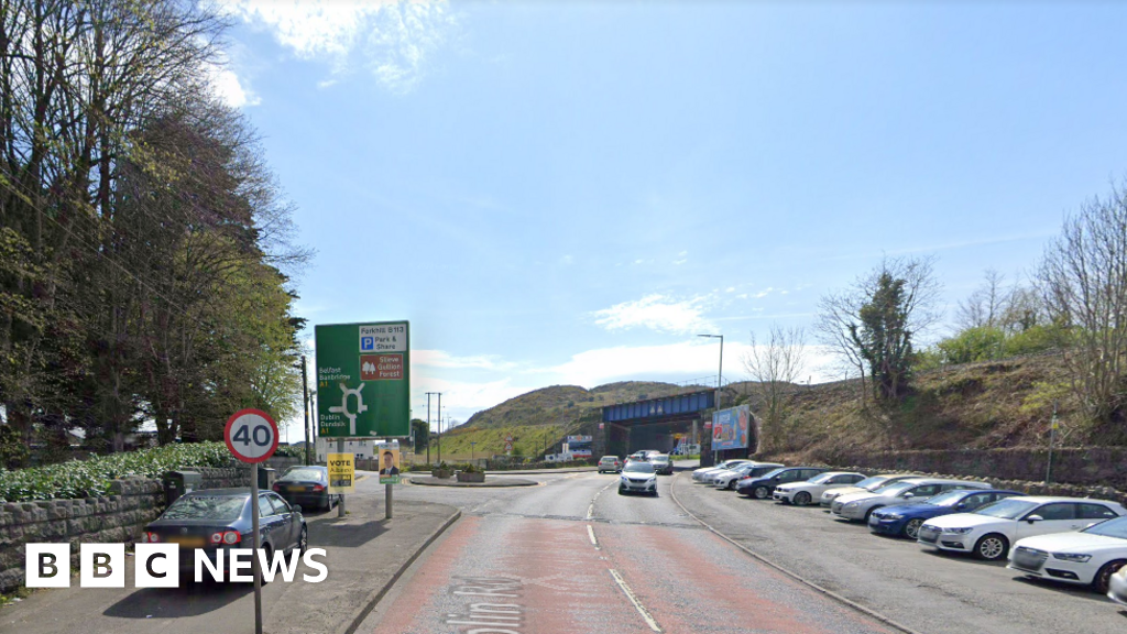 Newry: Man dies following car crash on the Dublin Road - BBC News