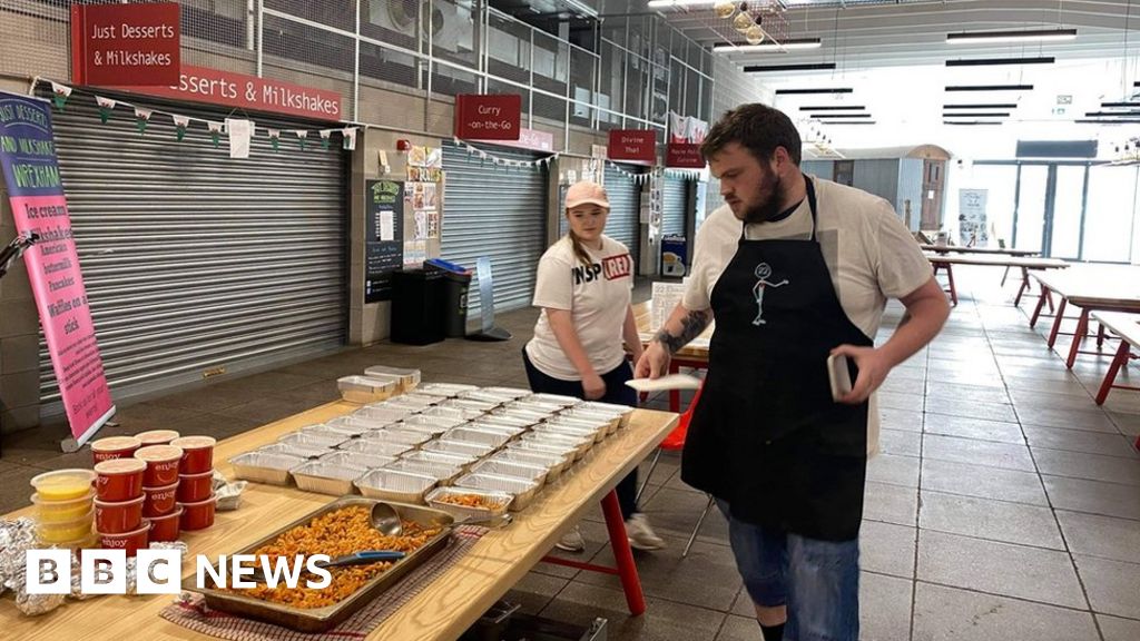 Covid: Wrexham cafe boss donates 7,000 meals during pandemic