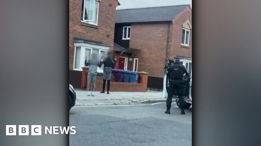 Liverpool MP condemns armed stop and search of two black men - BBC News
