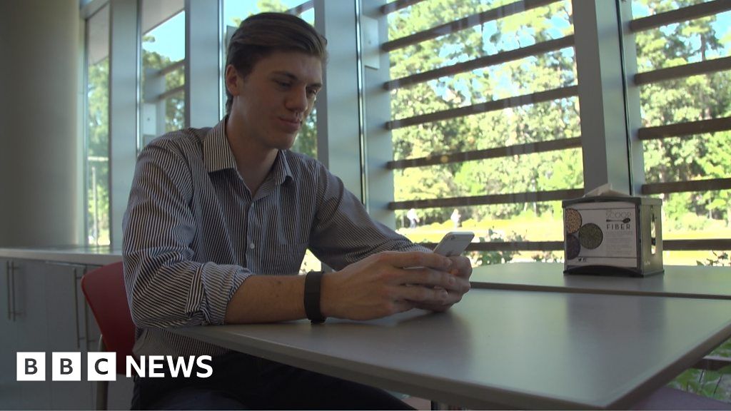 The millennials voting for Trump because they have 'no choice' - BBC News