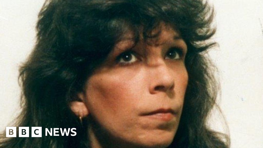Wigan murder: Appeal over 1988 body in ditch death - BBC News