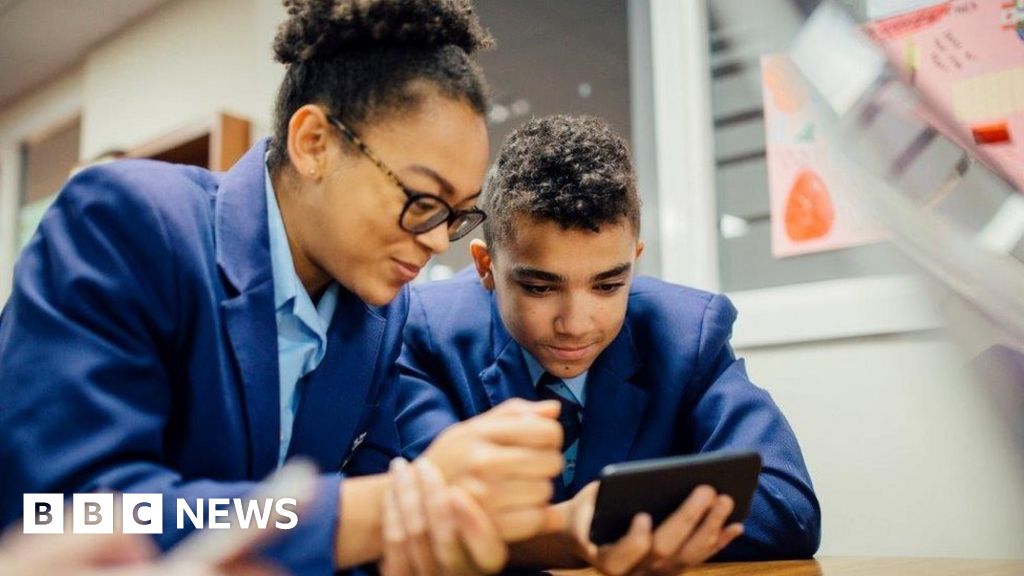 Secondary school pupil numbers set for 19% rise by 2026 - BBC News