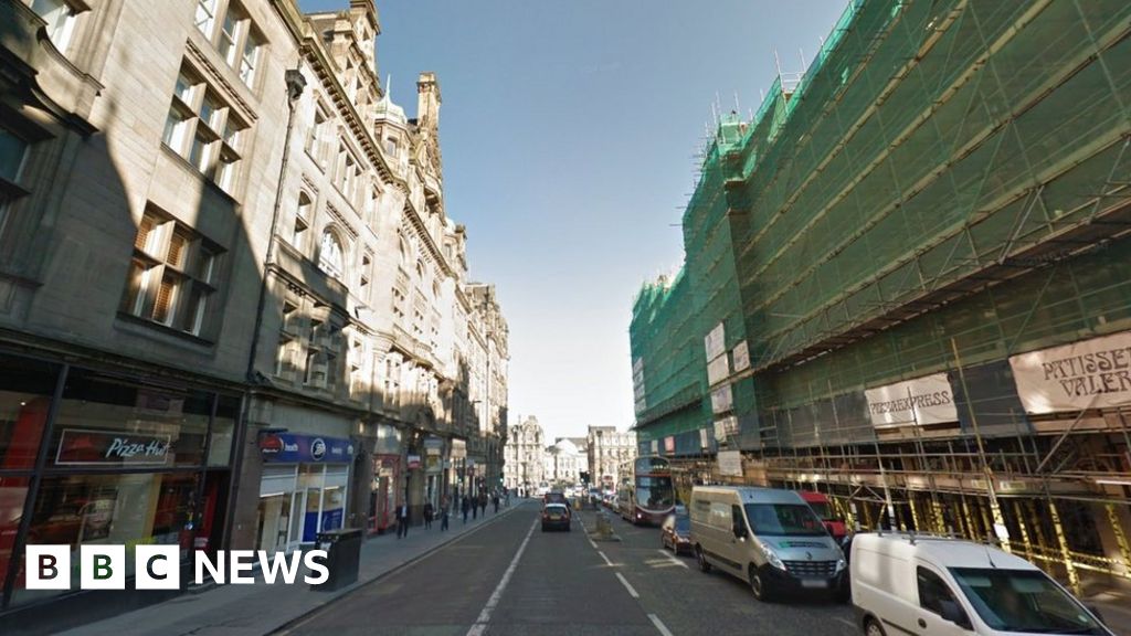 Edinburgh stabbing treated as attempted murder - BBC News