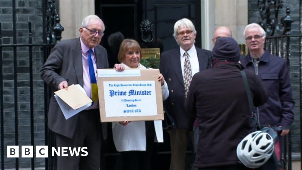 Somerset park home resident calls for legal change - BBC News