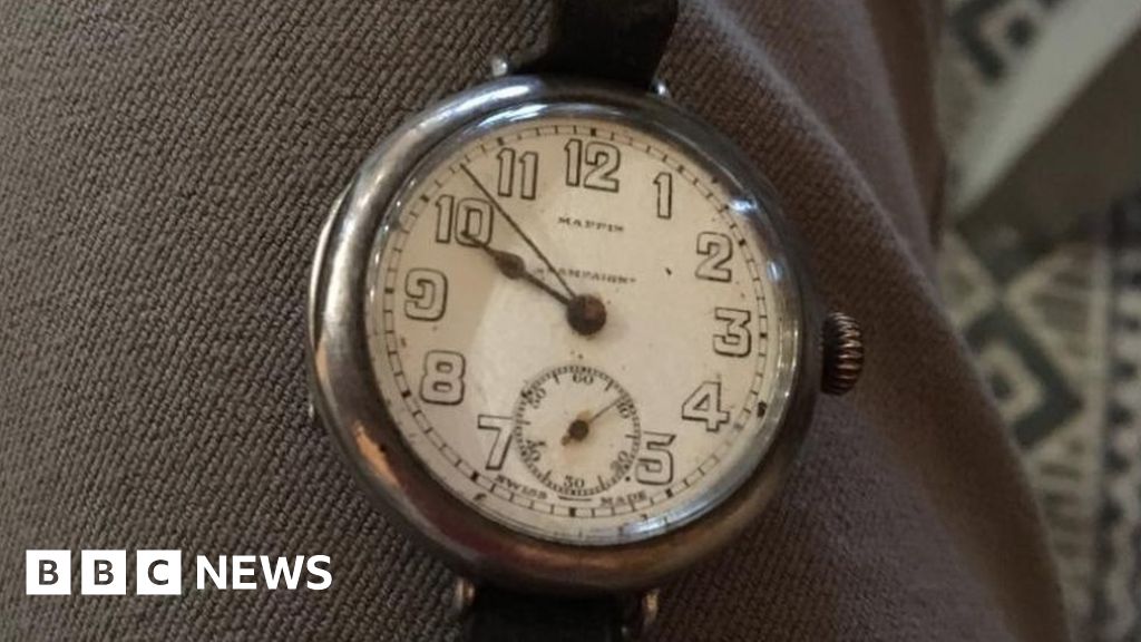 WW1 watch stolen in 2011 reunited with owner - BBC News