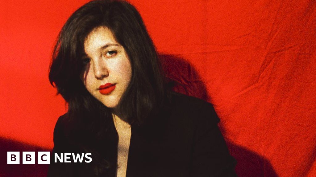 Why singer Lucy Dacus makes her fans cry - BBC News