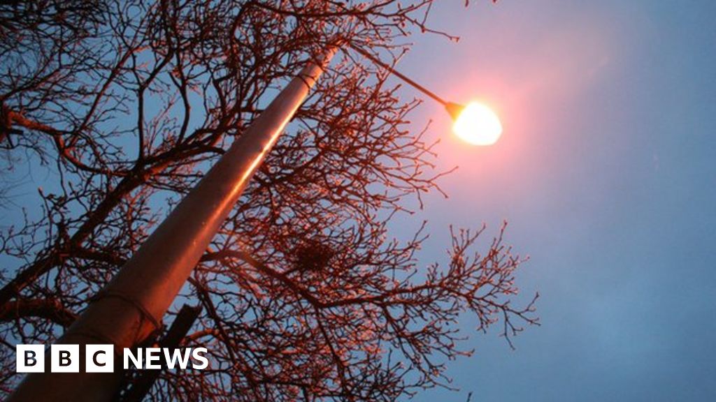 Surrey street lights switch off to save up to £240,000 - BBC News